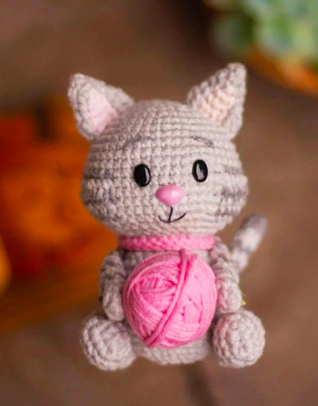 Winter Cat with Yarn Ball Crochet Free PDF Pattern - Amigurumiday